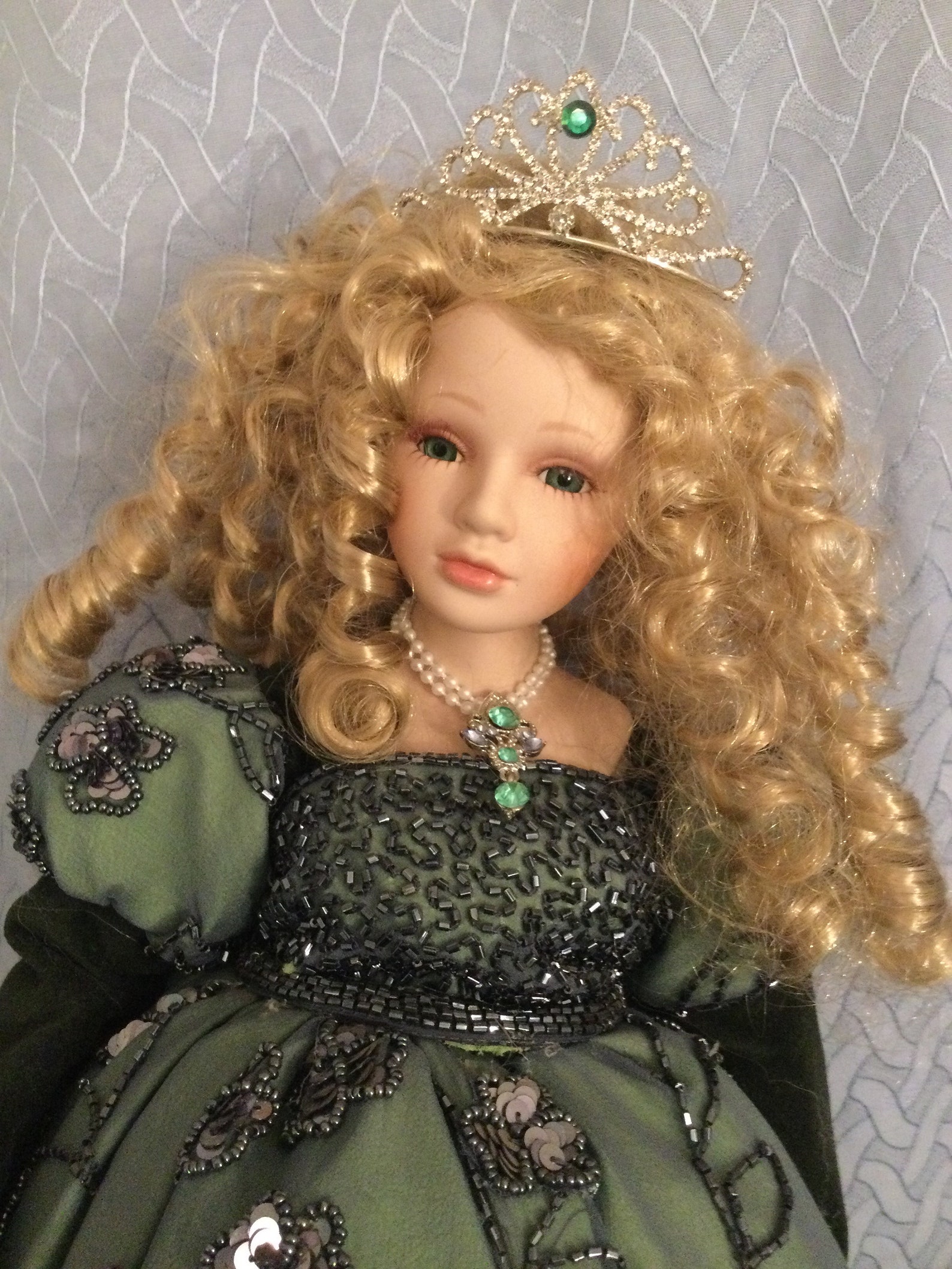 18” Porcelain Queen Beatrice of Hungary, Princess of Naples, Duchess of ...