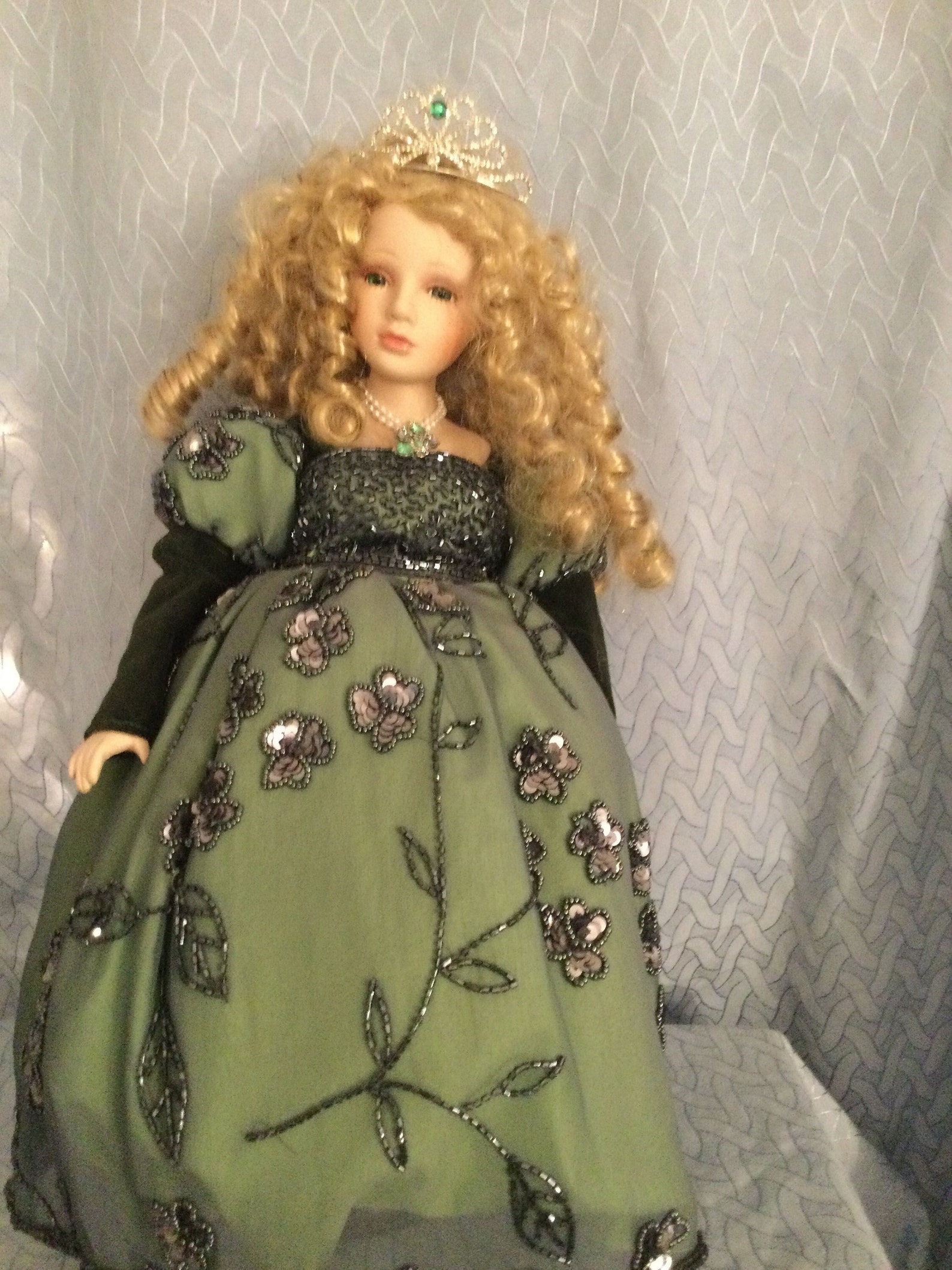 18” Porcelain Queen Beatrice of Hungary, Princess of Naples, Duchess of ...