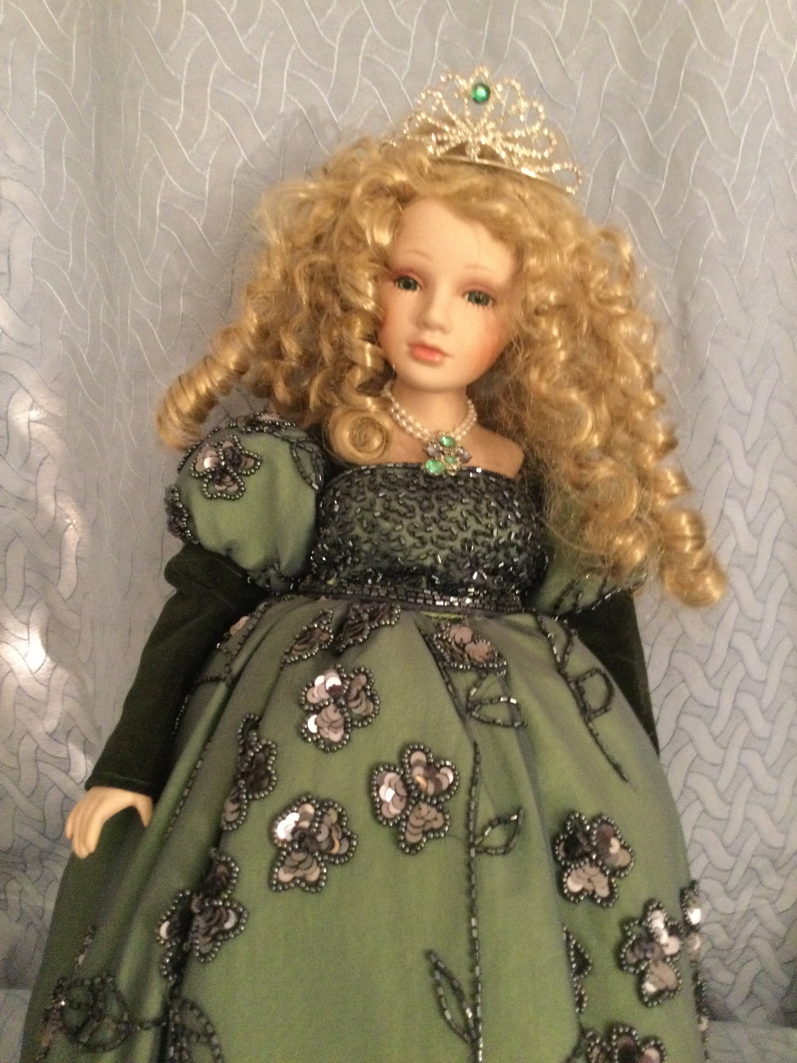 18” Porcelain Queen Beatrice of Hungary, Princess of Naples, Duchess of ...
