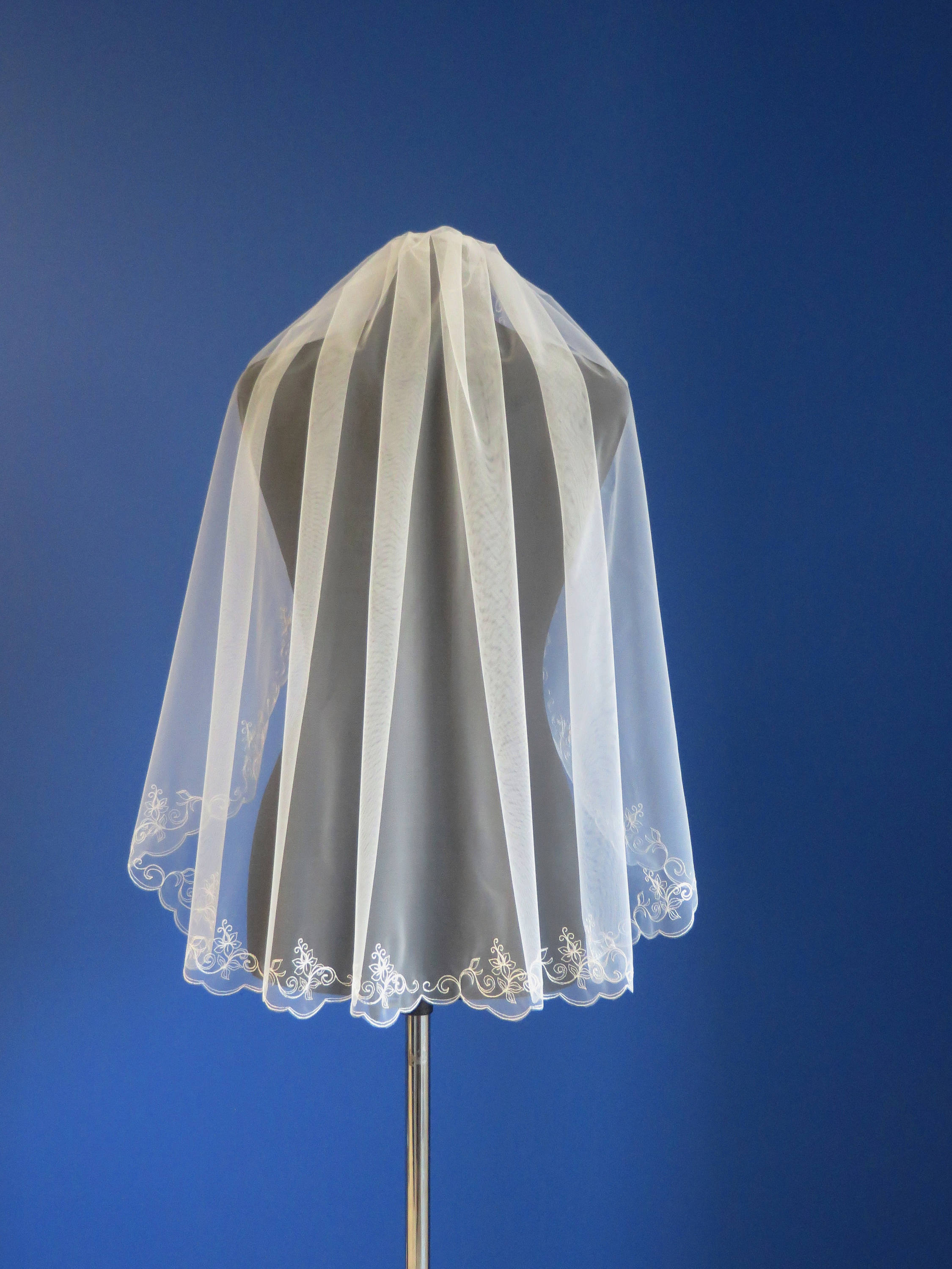 Custom veil with embroidered edge One tier veil Flower lace | Etsy