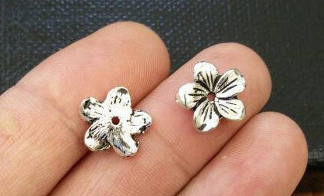10 Flower Shape Beads Silver Spacers Vintage Style Antique Design