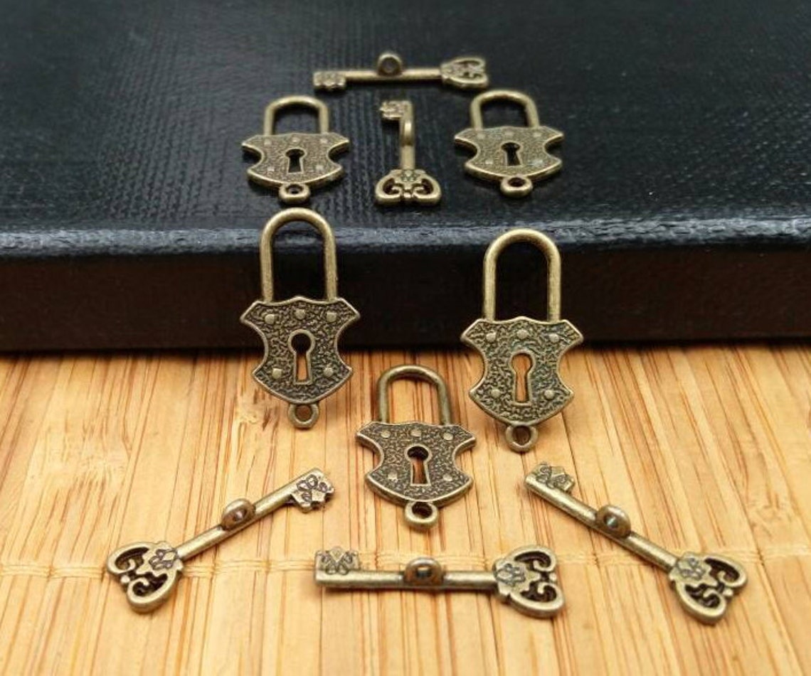Pair of Lock and Keys Toggle Clasps Charms Bronze Vintage Style Antique ...