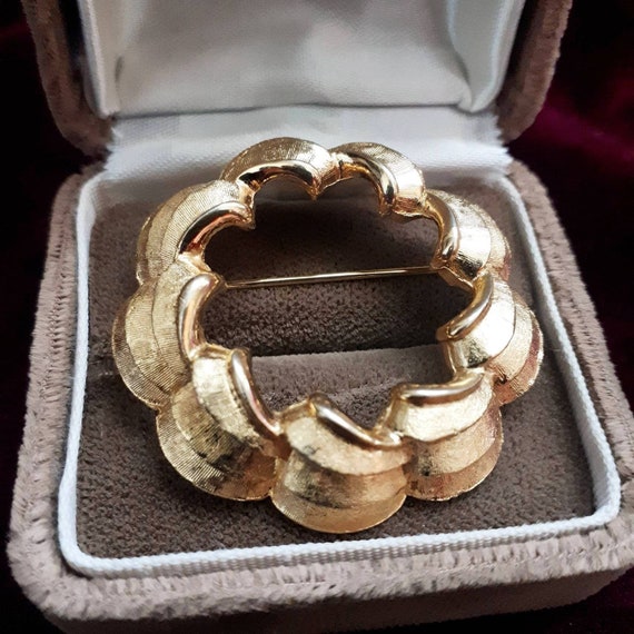 Vintage Unsigned Boucher Gold Tone Round Scalloped Pin | Etsy
