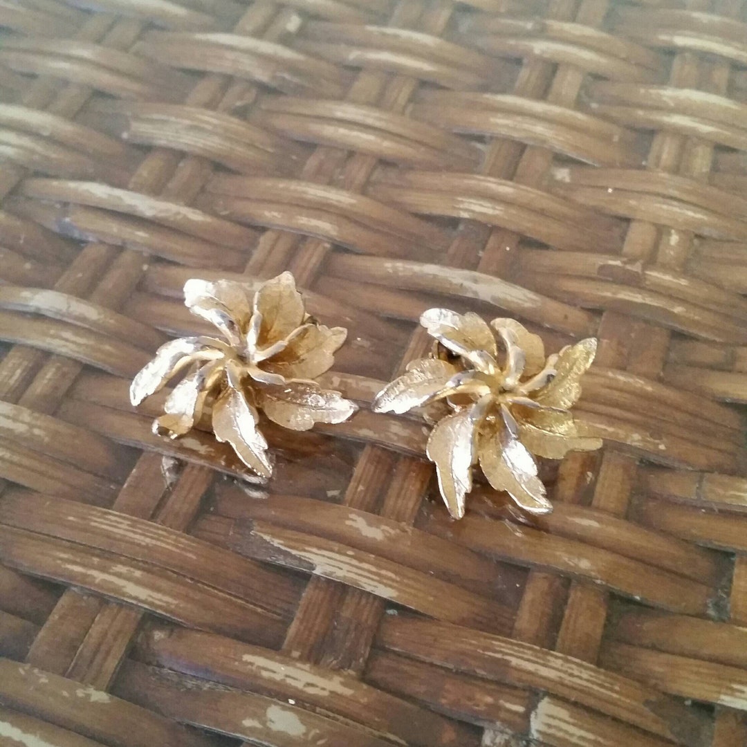 Vintage HAR Flower Textured Goldtone Earrings - Etsy