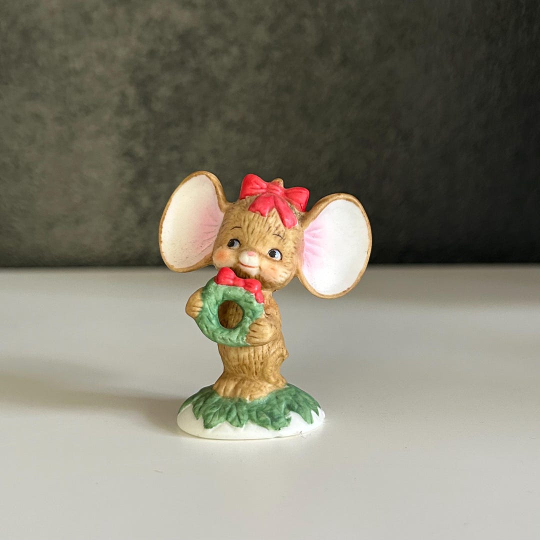 Lefton Big Ear Christmas Mouse Holding Wreath - Etsy