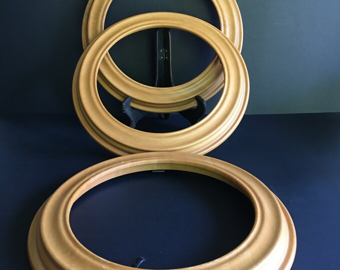 Set of 3 Vanhygan & Smythe Round Wood Plate Frames in a Light Brown ...