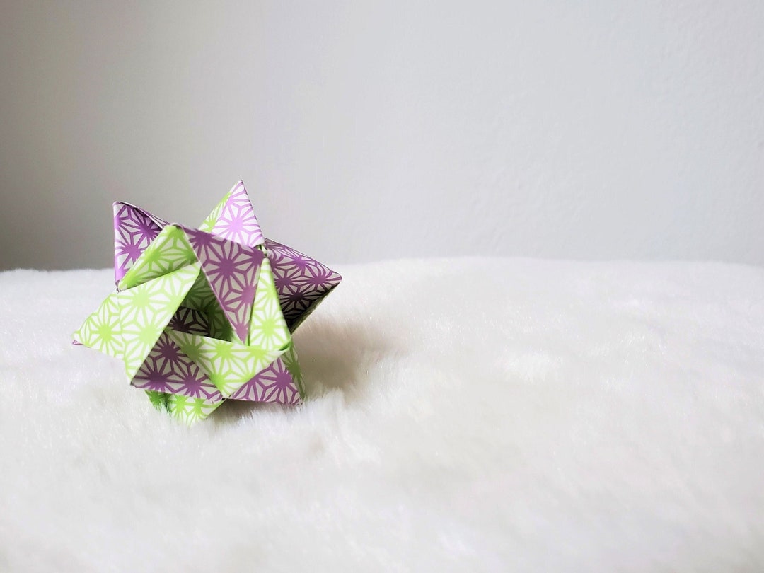 Patterned Modular Origami Figure | Hikkake Kusudama in Acrylic Case (3. ...
