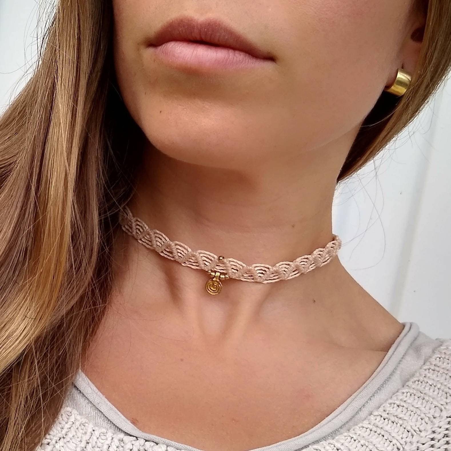 Makramee-Choker mit goldenem Messing-Anhänger und - Etsy.de