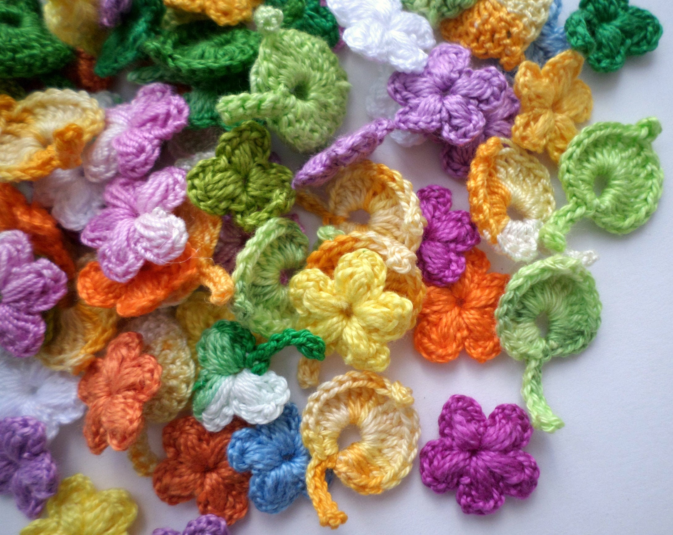 Mini Crochet Flowers Set of 100 Little Multicoloured Applique Tiny Doll ...