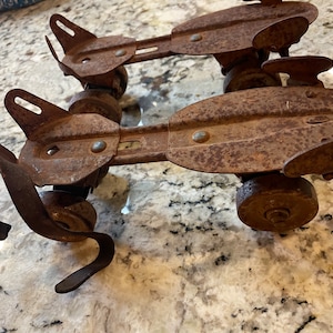Vintage Rusty Roller Skates Such a Blast From the Past! I Love the ...