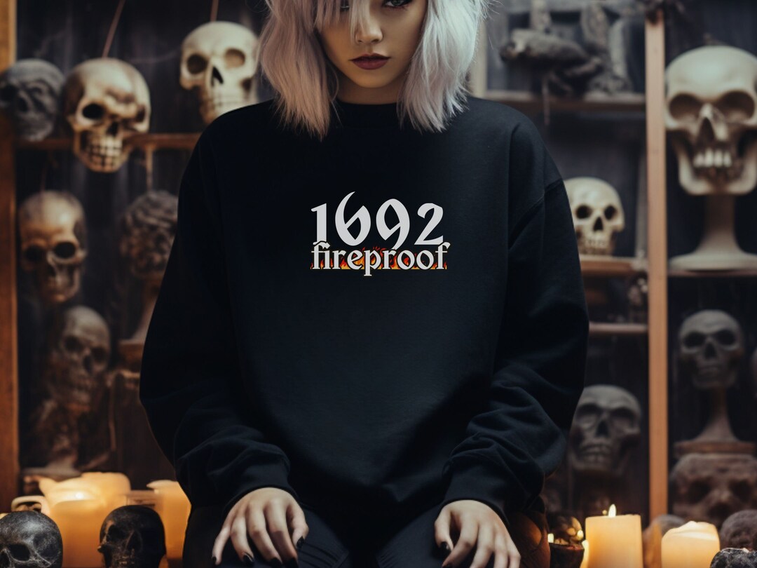 Salem 1692 Halloween Sweatshirt, Hallo Moon Sweatshirt, Retro Salem ...