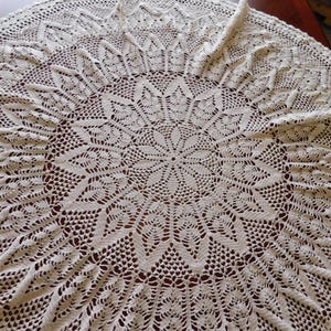 Vintage Crocheted Doily Tablecloth Vintage Crocheted Round Tablecloth ...