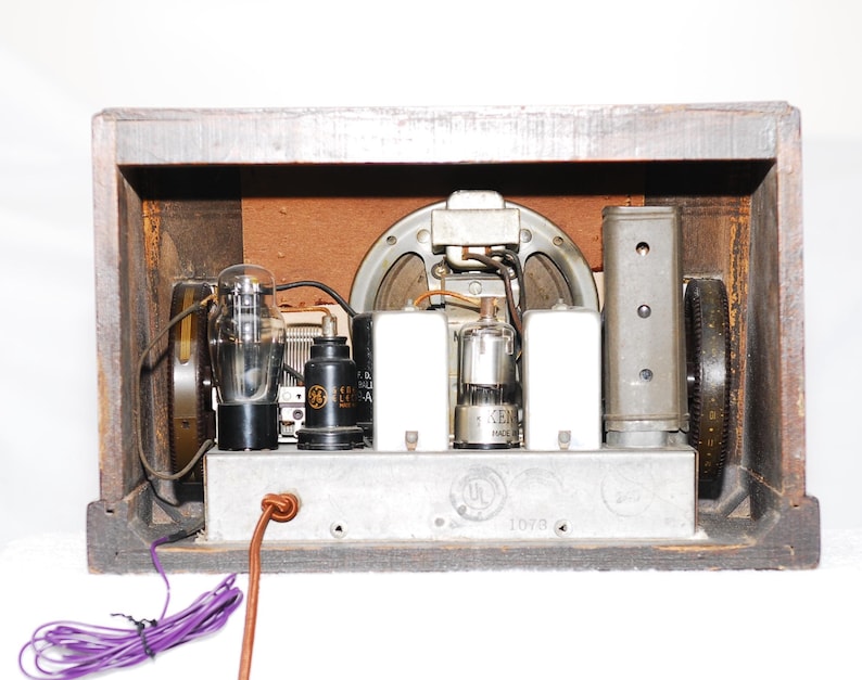 Vintage 1930s General Electric Wood Vacuum Tube Radio - Simply Elegant ...