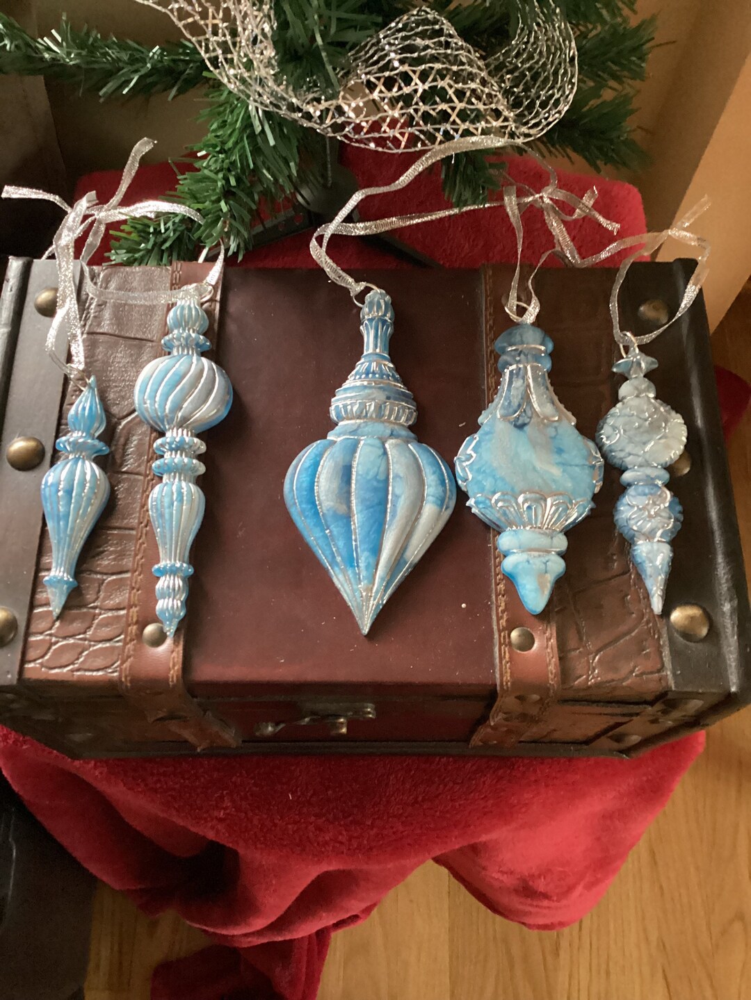 Light Blue and White Set of 5 Victorian Style Christmas Tree Ornaments ...