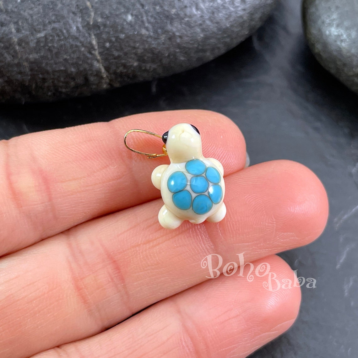Encanto de tortuga con lámpara con broche chapado en oro en la fianza ...