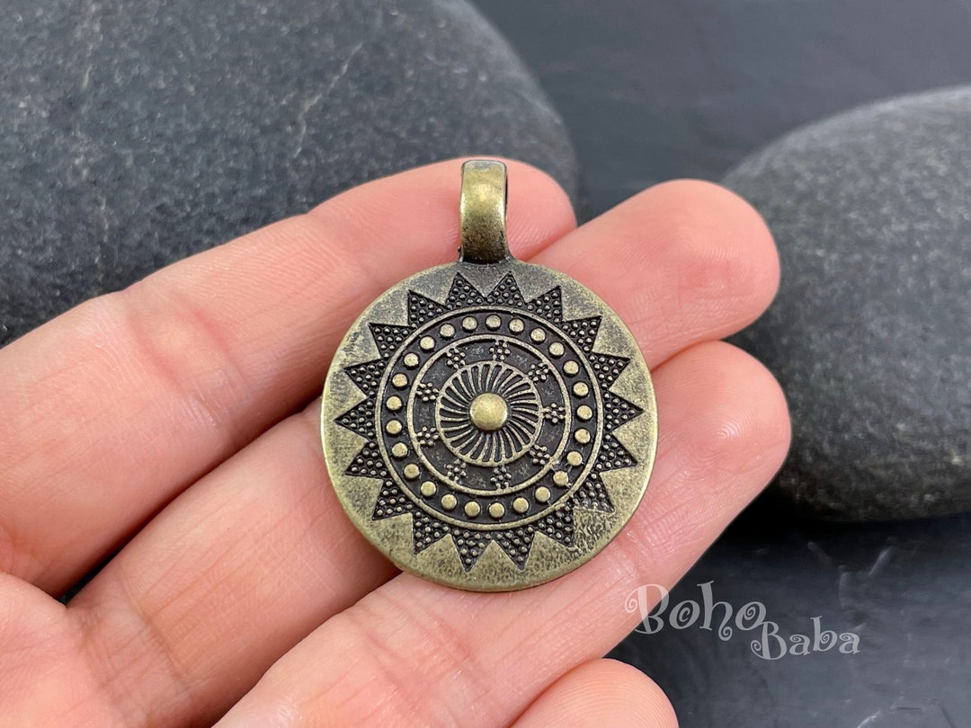 Colgante de mandala de bronce, dijes de sol tribales, colgante de disco ... Colgante de mandala de bronce, dijes de sol tribales, colgante de disco ...