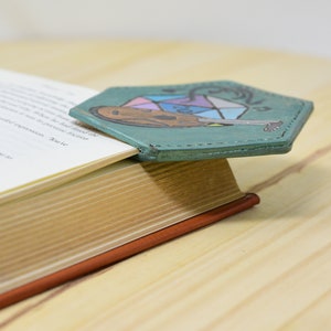 Leather Corner D20 Bookmark, DND Bardic Inspiration Page Holder - Etsy