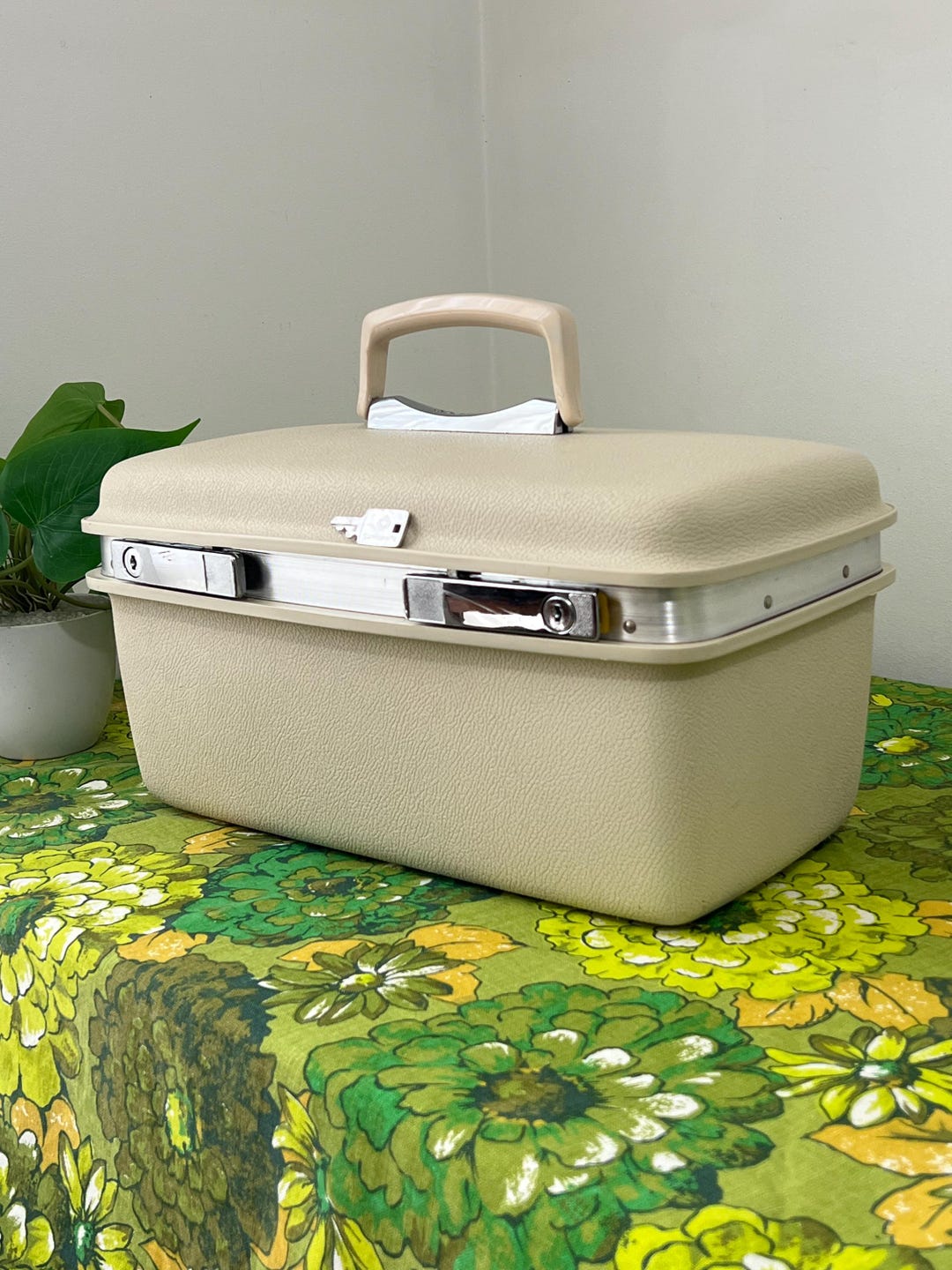 Vintage Samsonite Vanity Case: Lockable Case - Royal Traveller - Cream ...