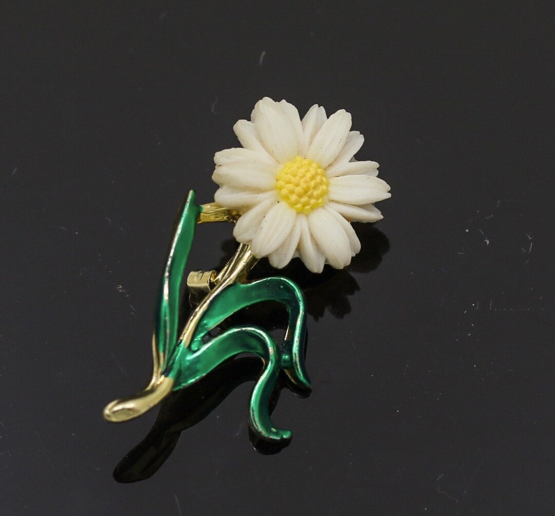 Sweet Vintage Daisy Pin/ Brooch - Plastic Flower With Bright Green ...