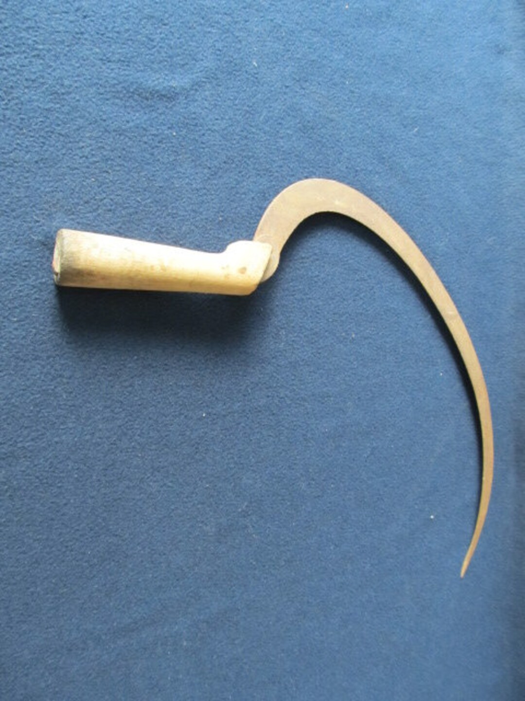 Antigua herramienta agrícola con mango de madera de hoz primitiva ...