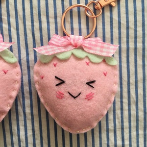 Felt Strawberry Keychain Kawaii, Valentine Gift, Friendship Gift Cute ...