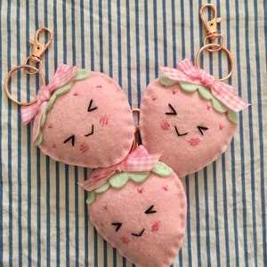 Felt Strawberry Keychain Kawaii, Valentine Gift, Friendship Gift Cute ...