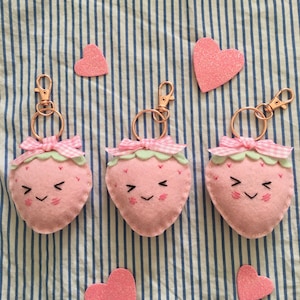 Felt Strawberry Keychain Kawaii, Valentine Gift, Friendship Gift Cute ...