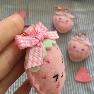 Felt Strawberry Keychain Kawaii, Valentine Gift, Friendship Gift Cute ...