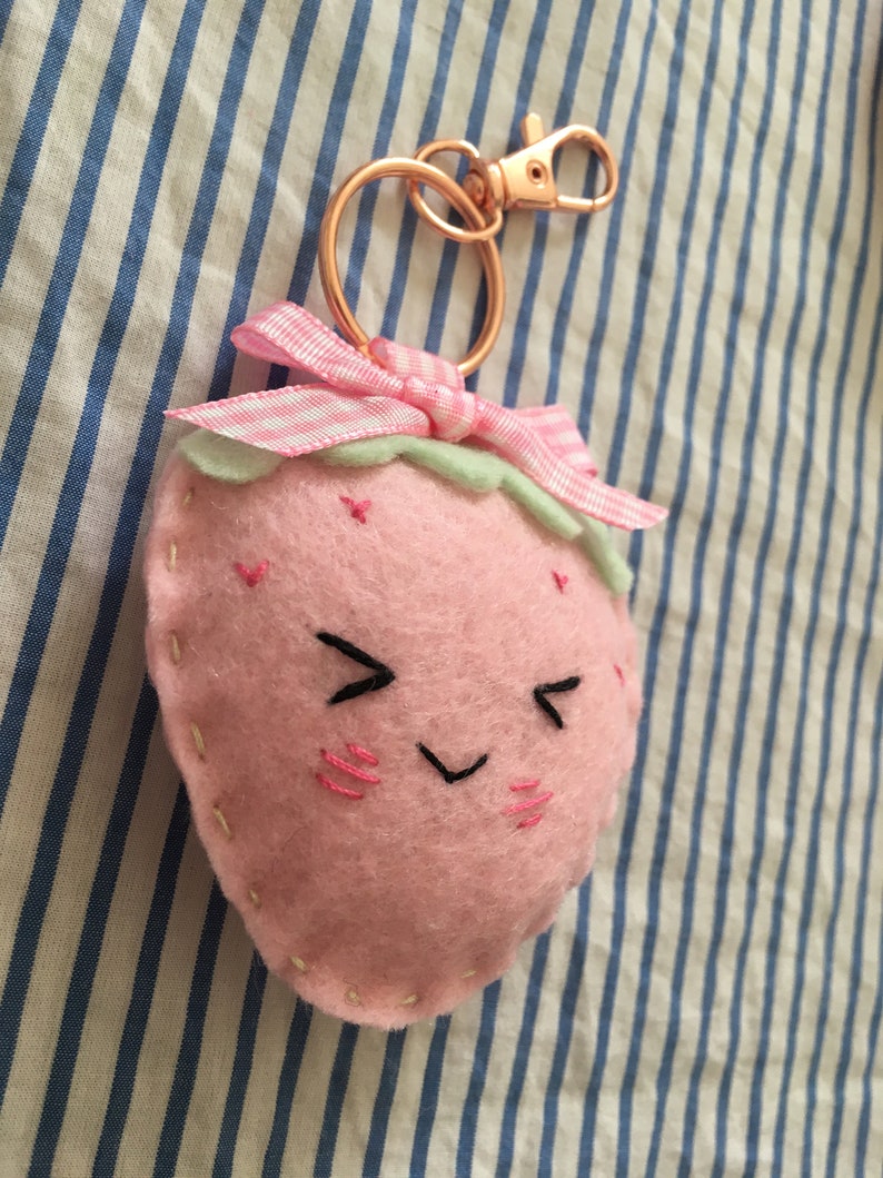 Felt Strawberry Keychain Kawaii, Valentine Gift, Friendship Gift Cute ...