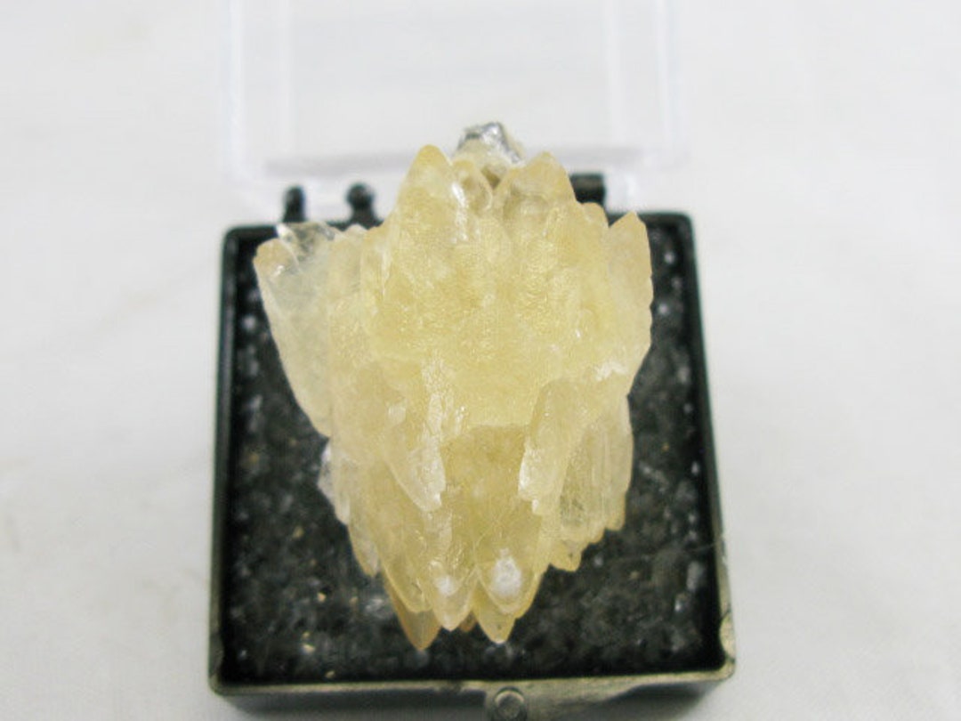 Calcite - Michigan . Beautiful Natural Yellow Crystal Cluster ...