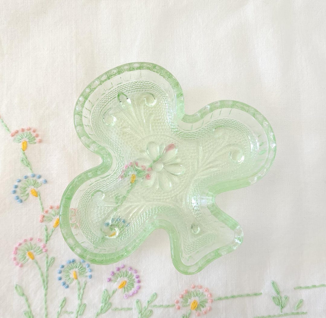 Indiana Tiara Glass Chantilly Green Trinket Dish- Clover Shaped Ring ...
