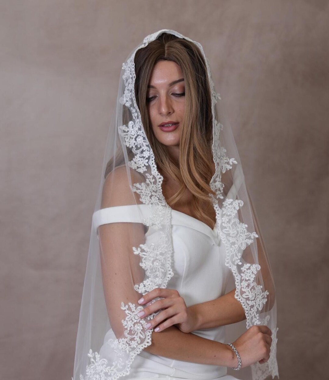 Lace Veil Mantilla Veil With Comb Lace Edge Mantilla Veil Fingertip ...