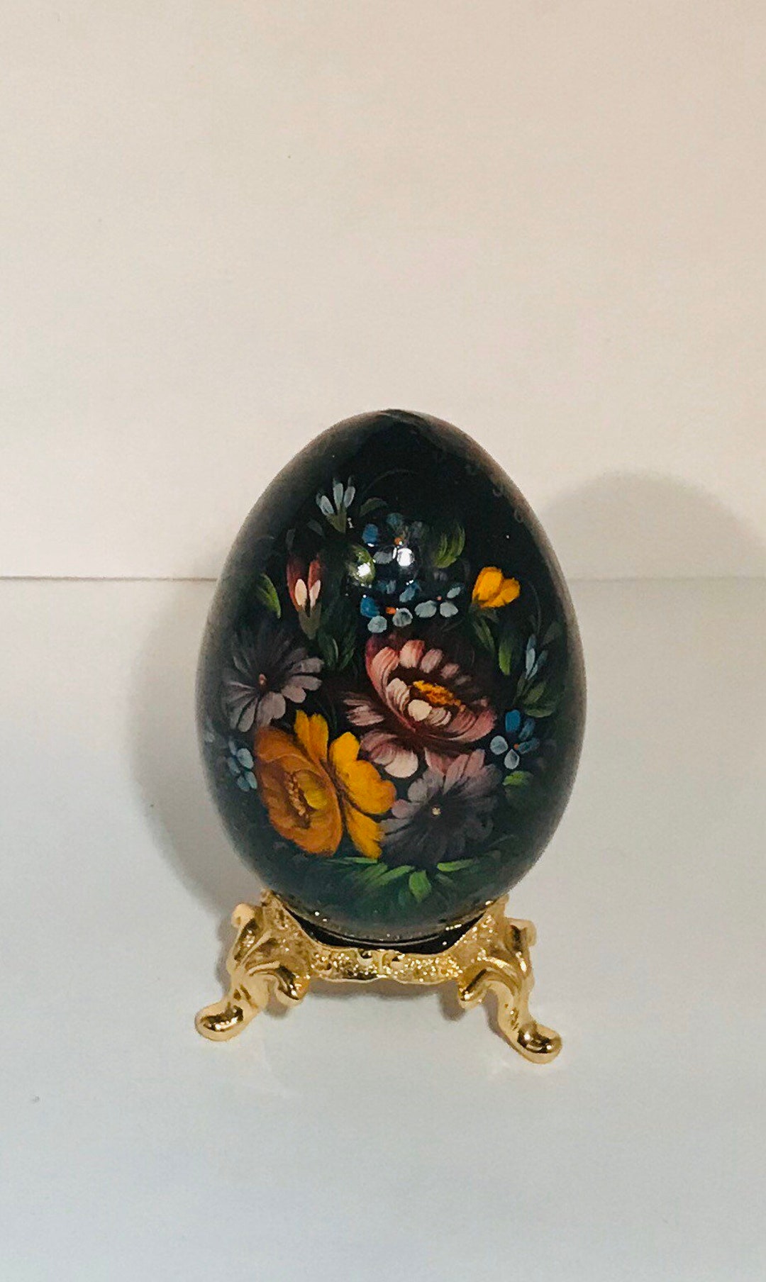 Huevo vintage pintado a mano con un stand de diseño floral con fondo ...