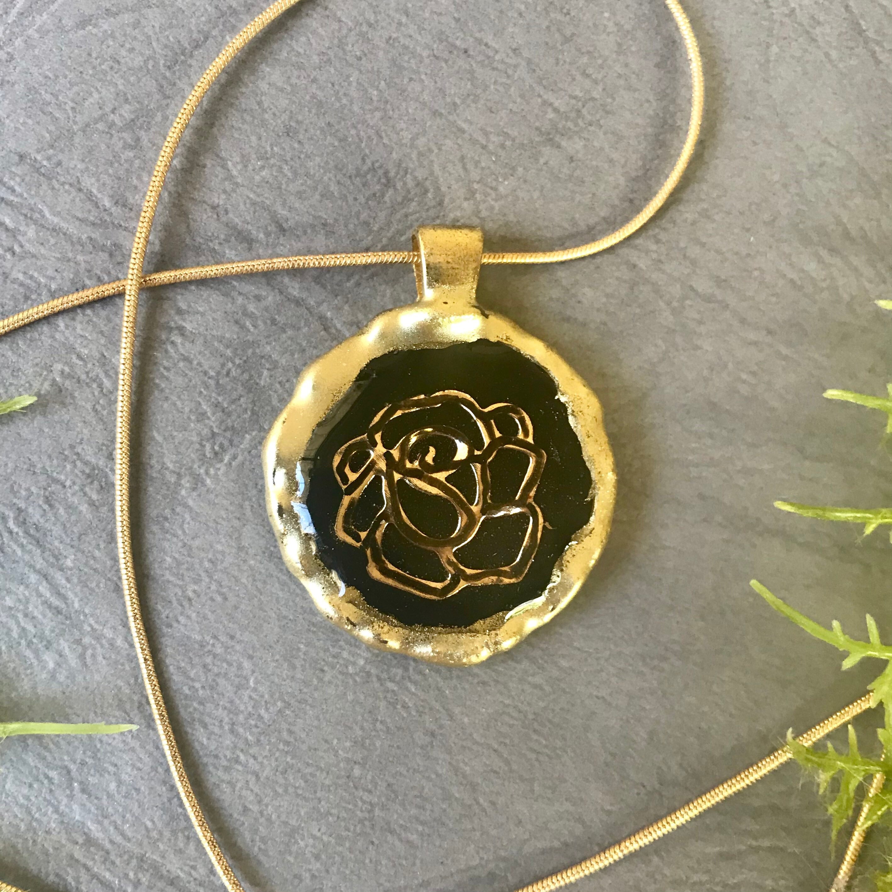 Rose Halskette, handgemachte Schmuck, goldene rose Anhänger, schwarze ...
