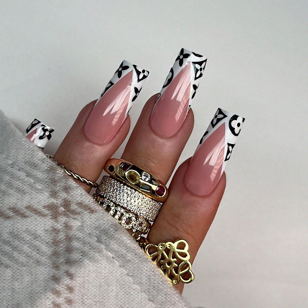 Influencer Custom Nails by Nailzsy Nail Artist. Hand-painted Press-on ...