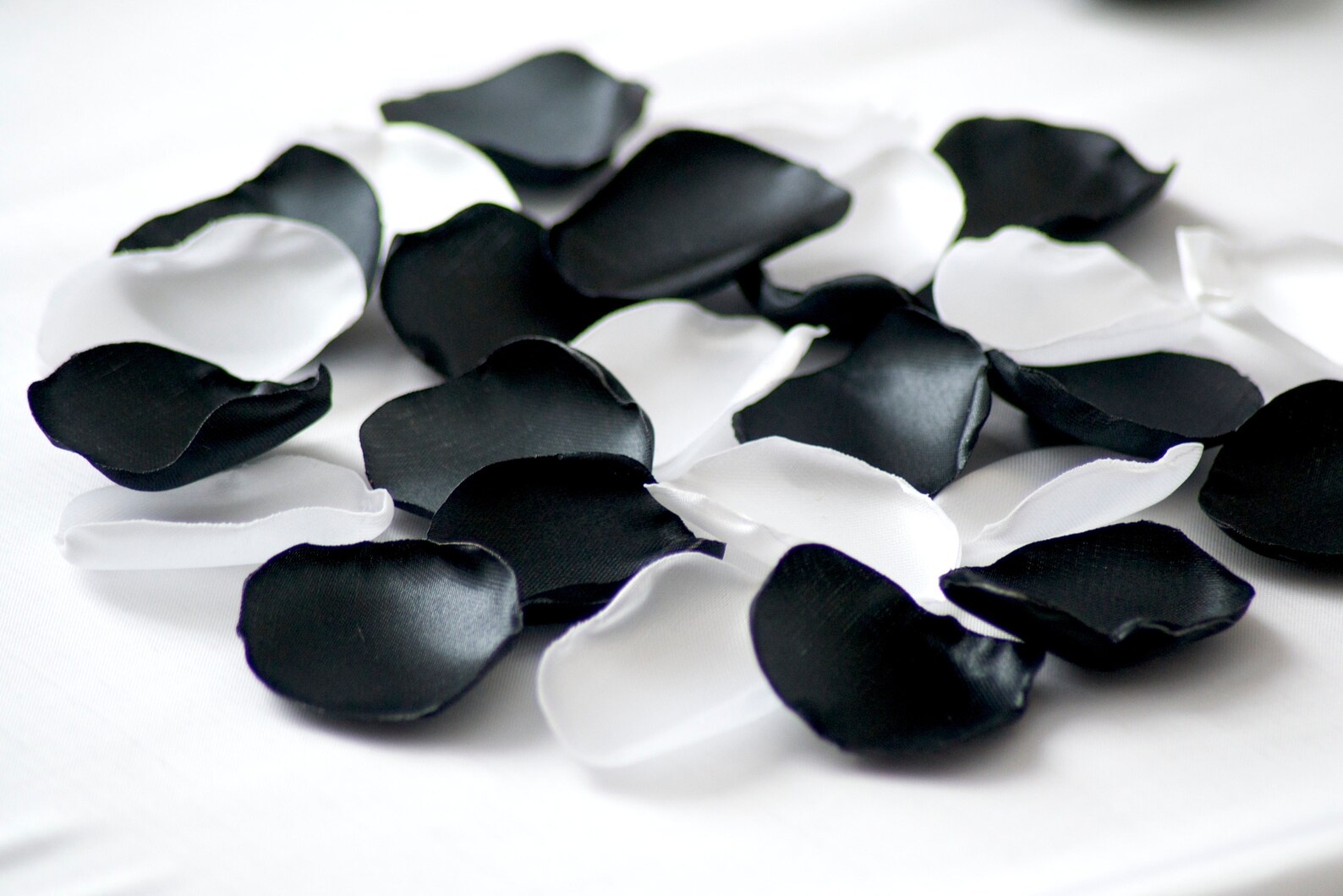 Black White Rose Petals Black & White Wedding Decor Table - Etsy