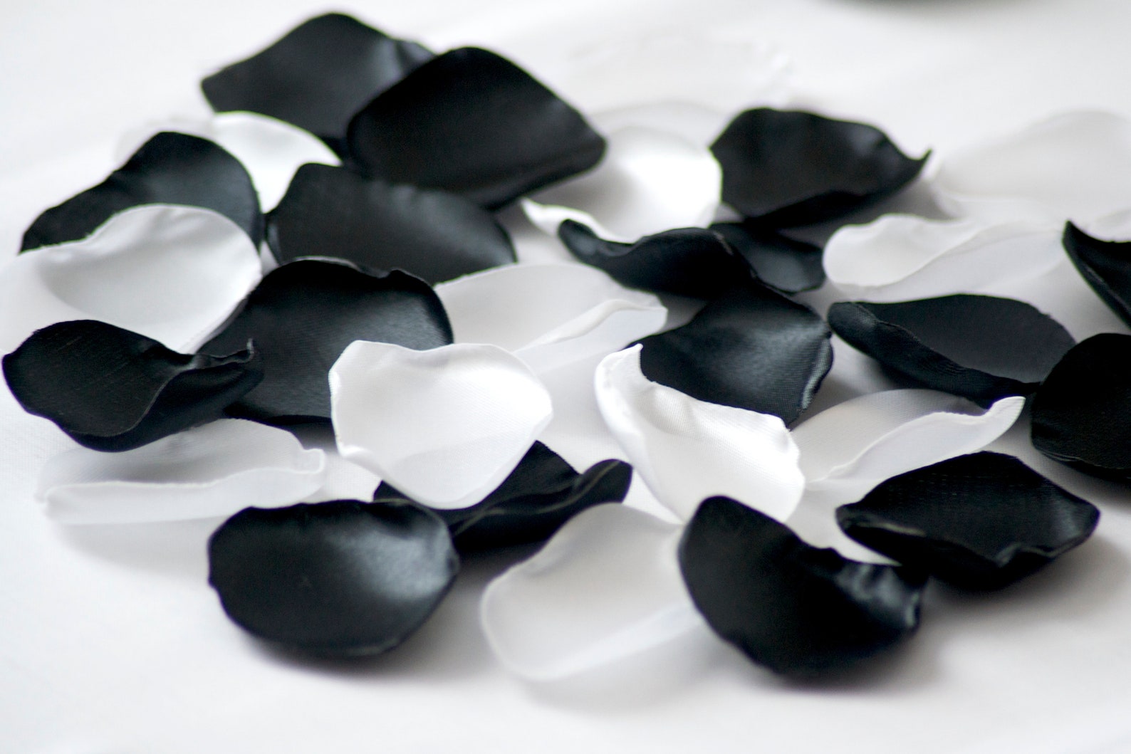 Black White Rose Petals Black & White Wedding Decor Table - Etsy