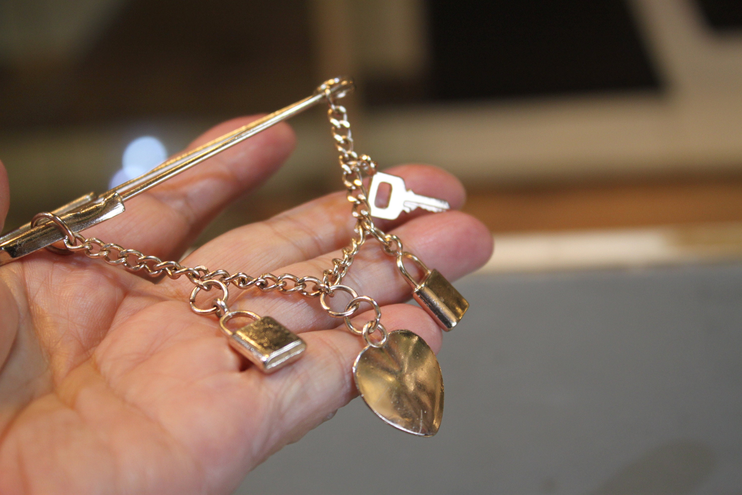 80's Vintage Big Pin broche Pin, con cerraduras de llave y encantos del ...