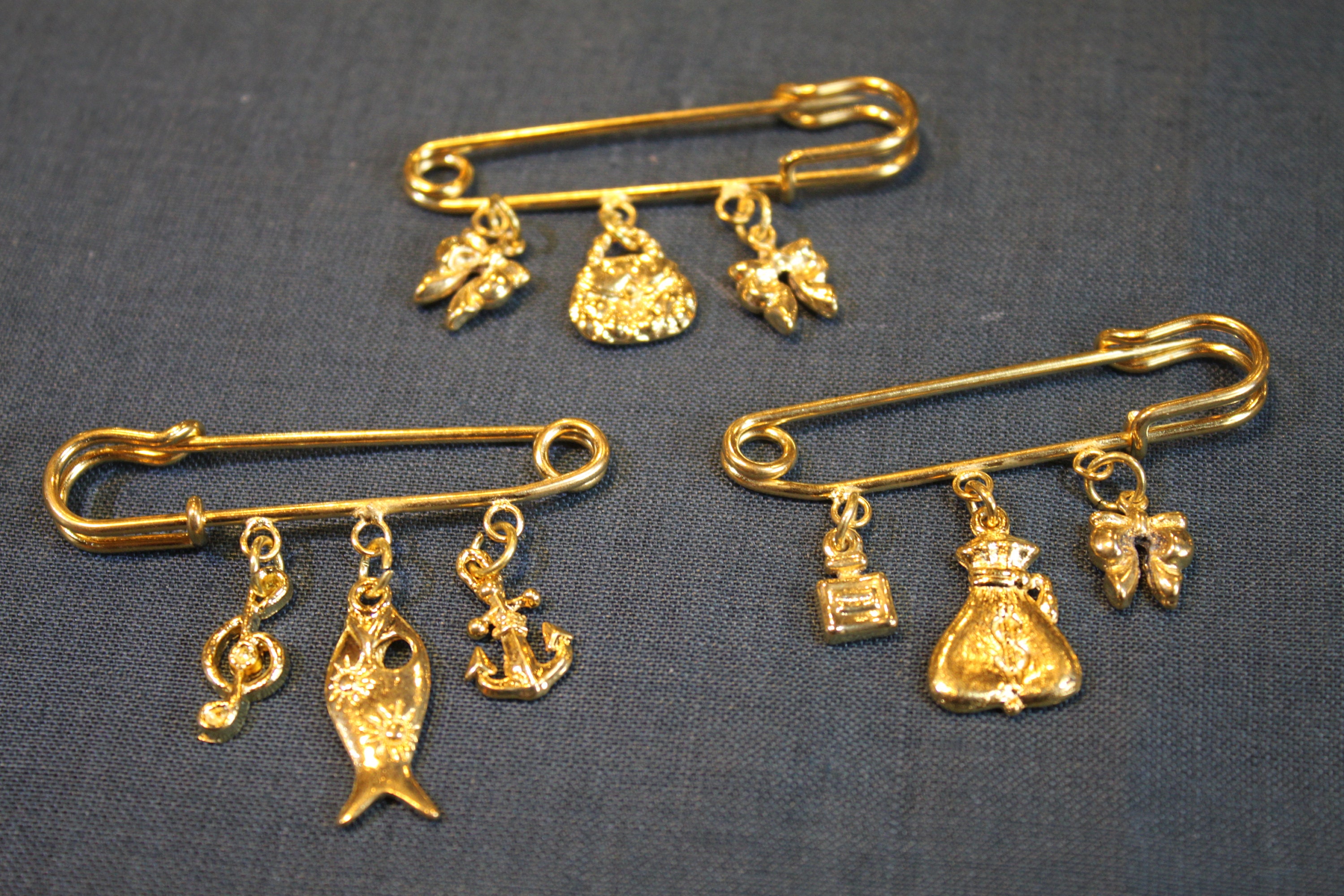3 piezas 80's Vintage Gold Plated Pins con dangling Charms, Vpins0720 ...
