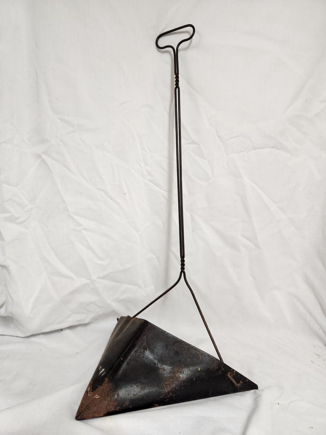 Antique Dust Pan With 20" Handle and Swivel Bottom Tray - Very Rusty ...
