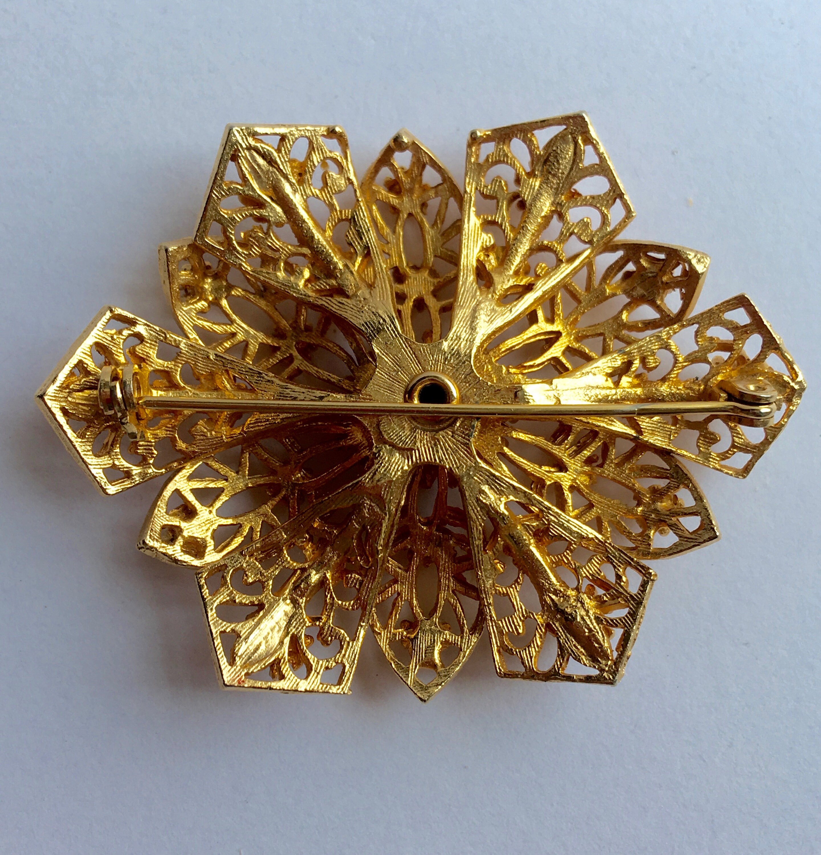 Broche de filigrana de metal en forma de oro de estilo checo vintage ...