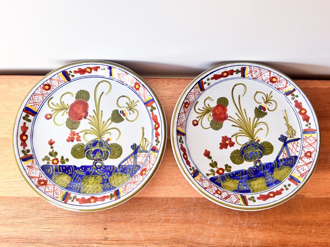 Pair of Small Round Italian Faenza Garafano Plates - Etsy