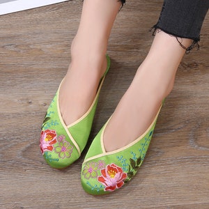 Chinese Chinese Satin Embroidered Indoor Home Slippers / Art ...