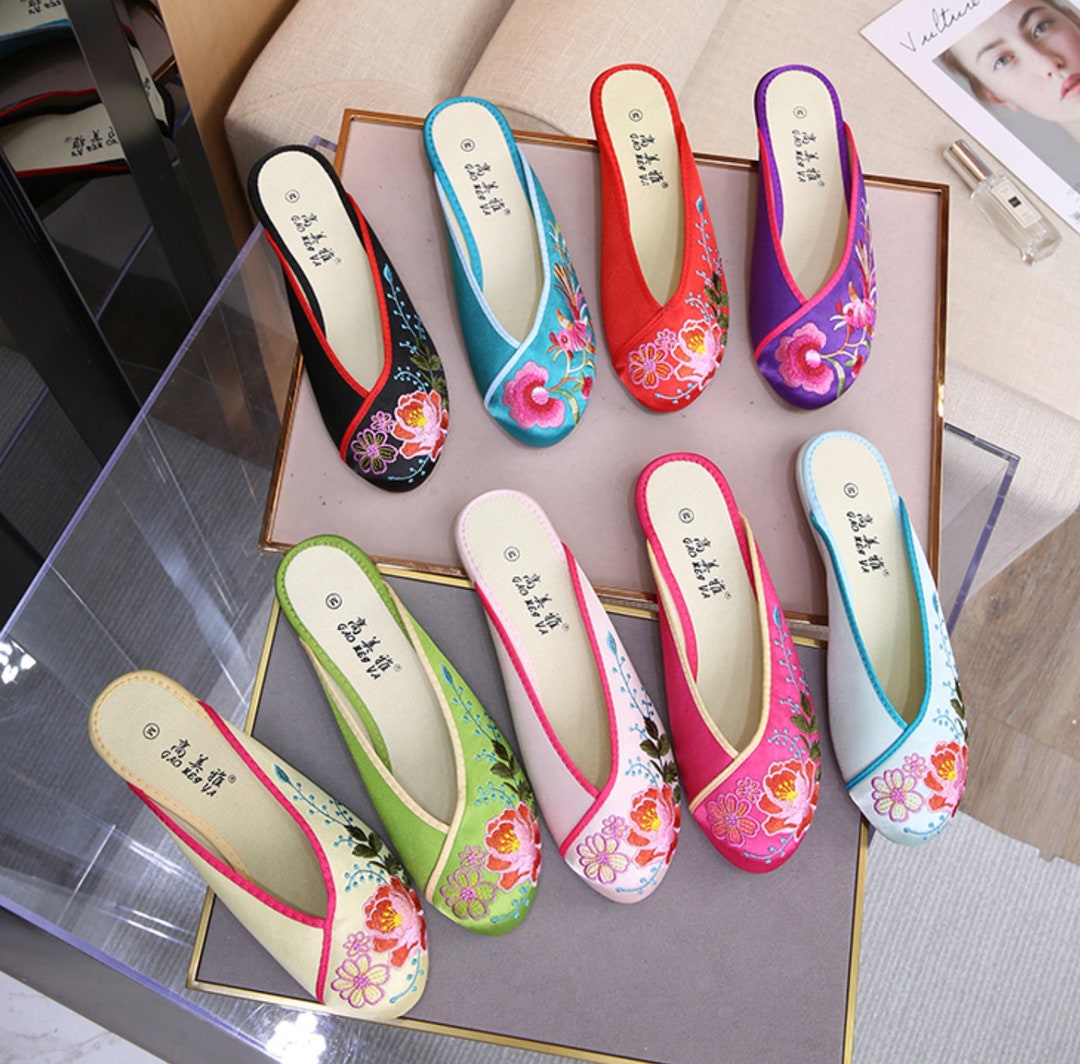 Chinese Chinese Satin Embroidered Indoor Home Slippers / Art ...