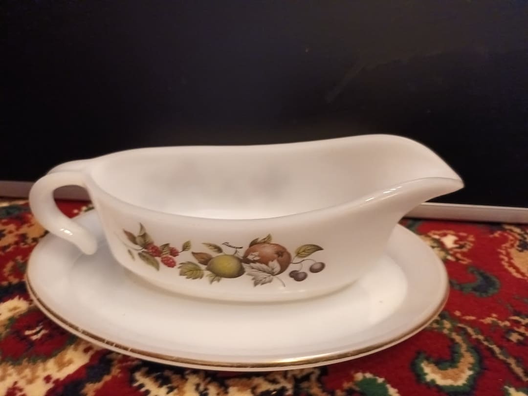 Vintage Pyrex Gravy Boat and Dish - Phoenix Opalware Pieces 150 and 152 ...