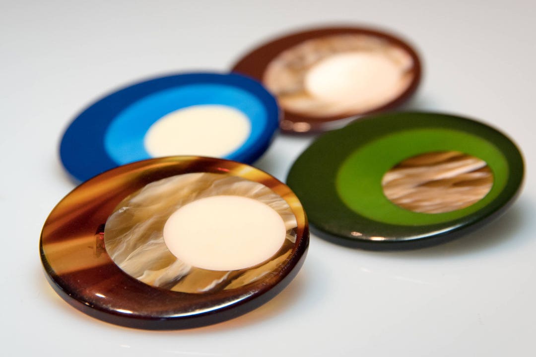 4 Pieces Layered VINTAGE PLASTIC Brooches Round 70s - Galalith, Lucite ...