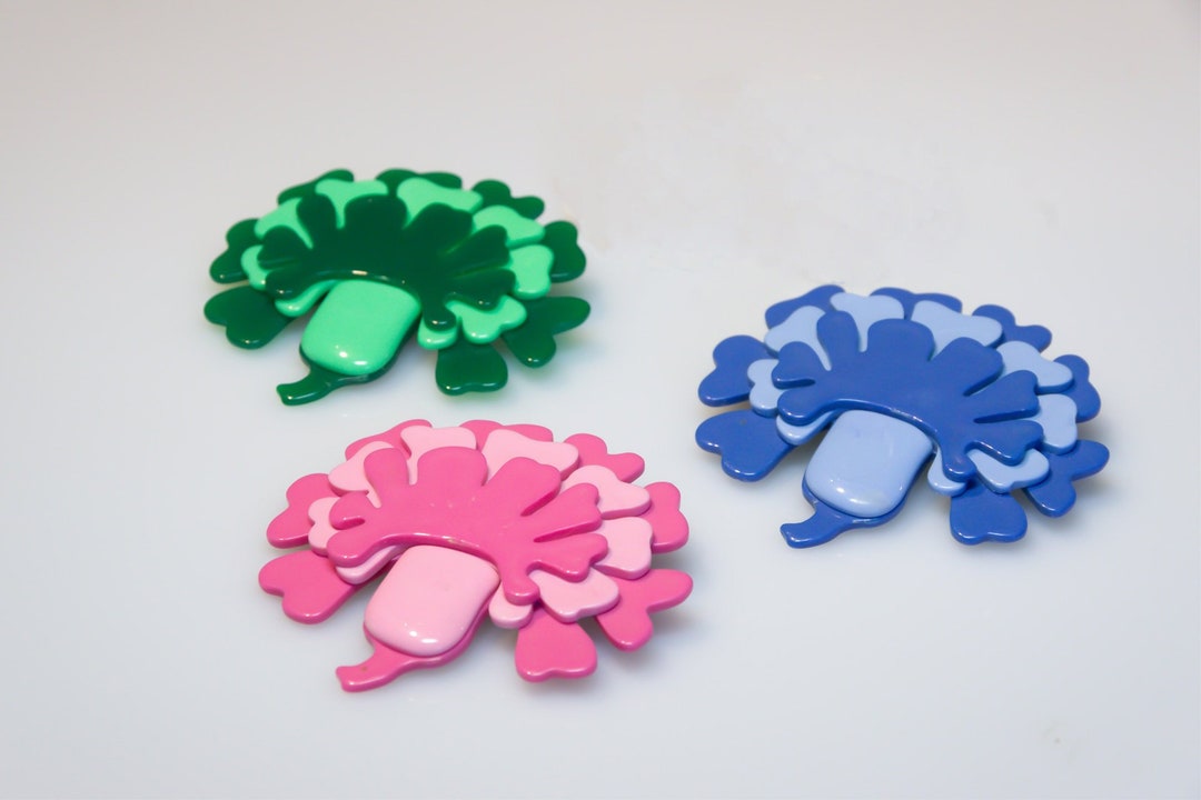 VINTAGE PLASTIC Brooches 70s Various Colors - Vintage Brooches From the ...