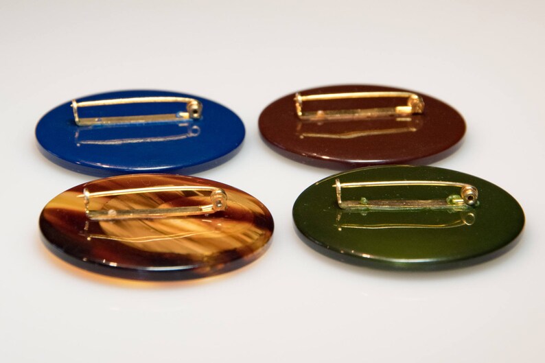 4 Pieces Layered VINTAGE PLASTIC Brooches Round 70s - Galalith, Lucite ...