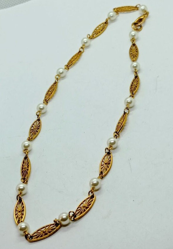 Pretty Vintage 80s Necklace Chain Necklace in White and Oval Pearls ...