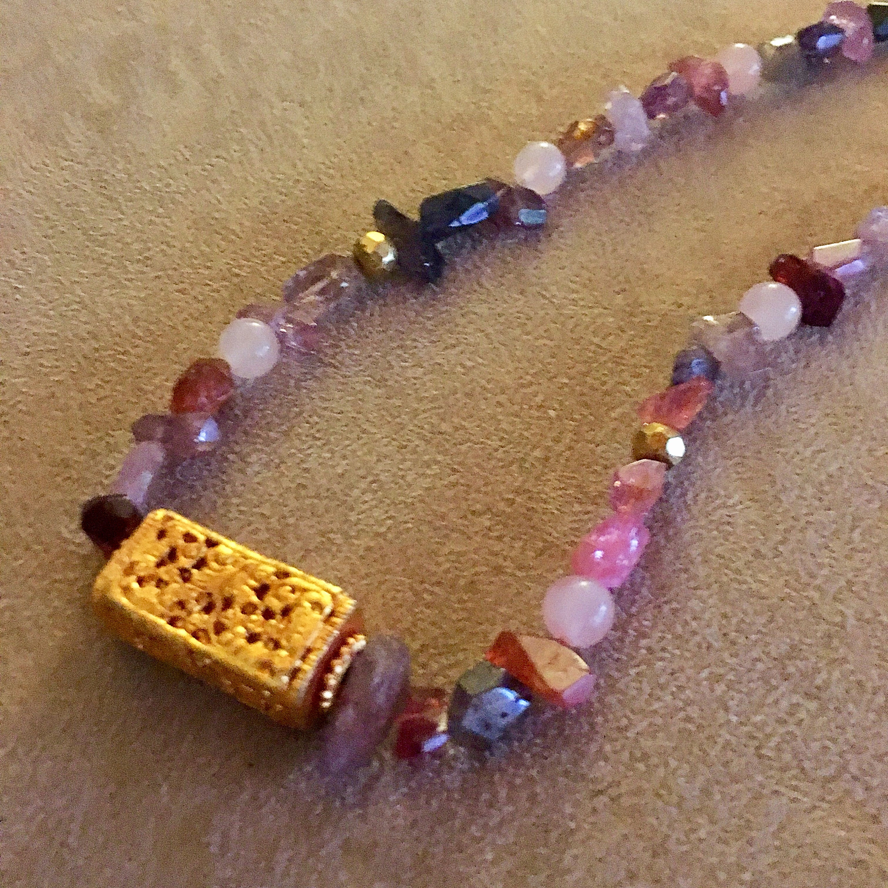 Collar con cuentas de turmalina rosa y oro tibetano - Etsy España